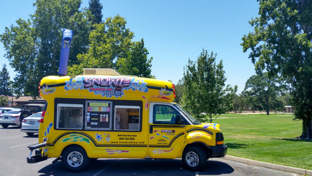 The Wheels on the Bus... | Snowie King